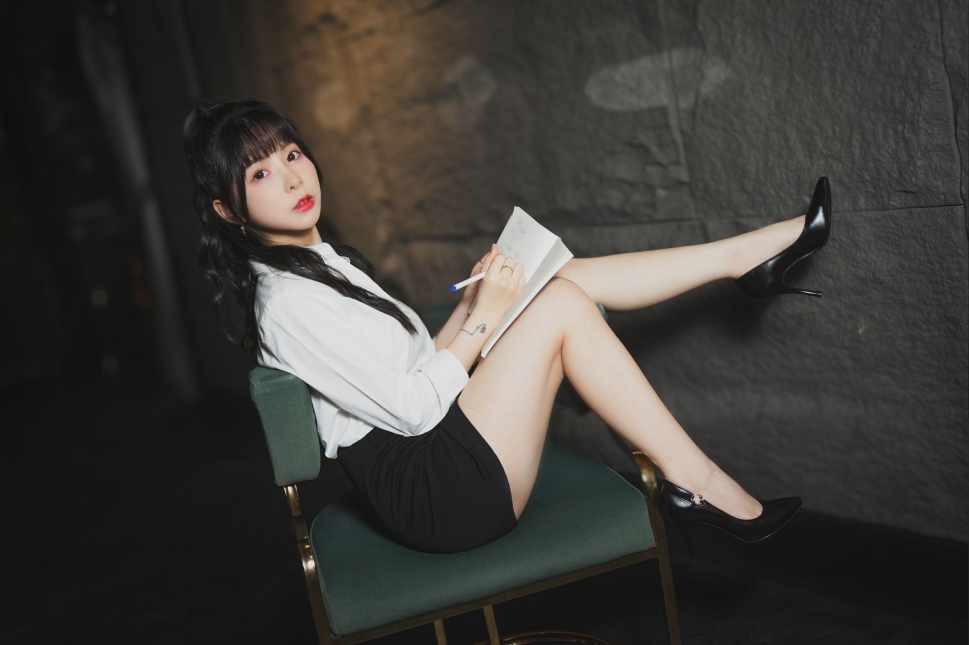 Tiny化身性感老師開課！粉絲傳私密照求評價Tiny笑稱閱屌無數